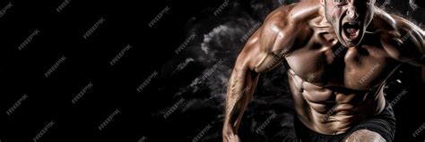 Retrato De Um Homem Musculoso Com Músculos Tensos E Gritando Contra Um
