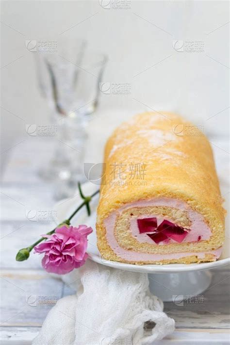 蛋糕粉色仅一朵花瑞士卷白色背景康乃馨一个物体垂直画幅饮食甜馅饼