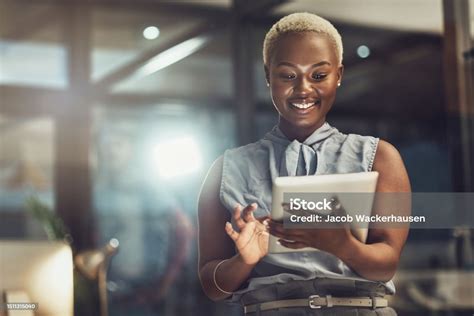 미소를 짓고 태블릿을 사용하고 기술 기업 및 커뮤니케이션을 위해 사무실에서 흑인 여성과 함께 검색하십시오 소셜 미디어 네트워킹