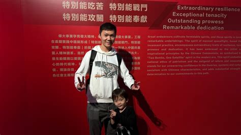 中國載人航天工程展對外開放次日 家長帶孩子入場展示實物讓孩子更易理解 星島日報