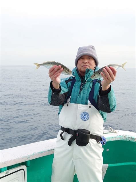 【釣果速報】神奈川県ちがさき丸でアジ竿頭51匹の好釣果！ゲストに5kgのマダイも大ヒット！釣れる仕掛けを船長に聞きました！｜釣りまとめアンテナ