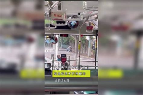 一女子街头棒打男子，引发途径车辆的关注！目击者：或疑感情纠纷