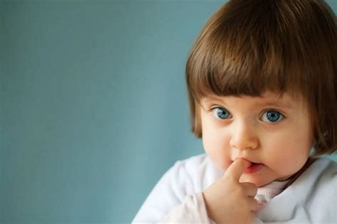 جویدن ناخن در کودکان علت‌ها، بهترین روش‌های درمانی و ترک آن