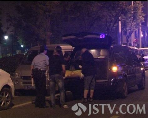 南京一男子疑似坠楼身亡