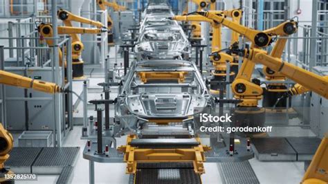 자동차 공장 3d 개념 첨단 녹색 에너지 전기 자동차를 제조 자동화 된 로봇 암 조립 라인 자동 건설 건물 용접 산업 생산 컨베이어 전면 보기 생산 라인에 대한 스톡 사진