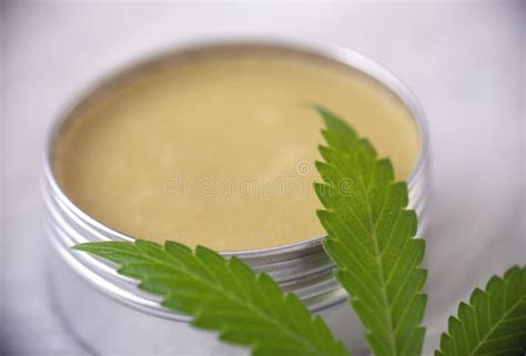 大麻与大麻叶子的大麻奶油在白色背景 库存照片 图片 包括有 化妆用品 背包 皮肤 化妆水 奶油 130509140