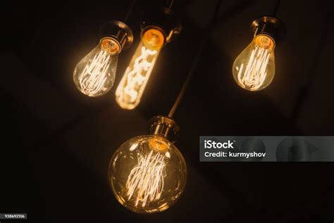 에디슨 빈티지 레트로 전구 램프 어둠에서 랜 턴 인테리어 아트 세부 장식 0명에 대한 스톡 사진 및 기타 이미지 0명 검은색 고풍스런 Istock