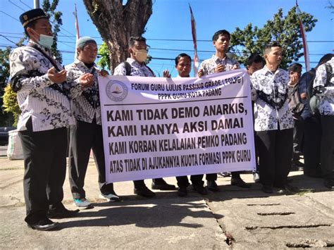 Perjuangan Nasib Guru Honorer Ingin Diangkat Jadi PPPK Aksi Damai Di Kantor DPRD Hingga Minta