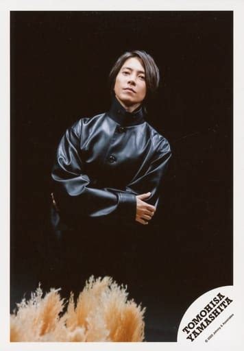 駿河屋 ジャニーズ山下智久膝上・衣装黒・右手左腕・背景黒シングル「nights Cold」mvオフショット公式生写真（男性生写真）