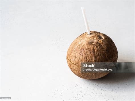 밝은 배경에 삽입 된 흰색 칵테일 짚으로 코코넛을 마시는 갈색에 대한 스톡 사진 및 기타 이미지 갈색 건강한 생활방식