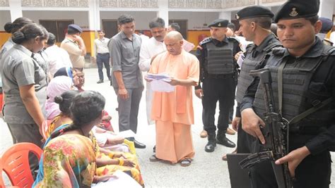 Gorakhpur कोई भी फरियादी एक ही समस्या के लिए बार बार न हो परेशान सीएम