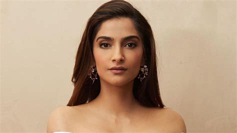 Follow These 7 Easy Steps To Recreate Sonam Kapoor Ahujas Nude Makeup