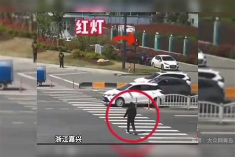 男子闯红灯过马路又突然折返，汽车躲避不及将其撞倒