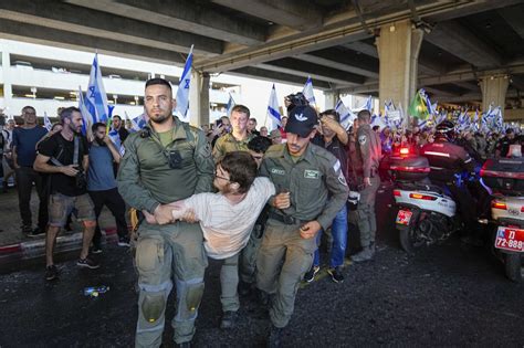 Police Tussle With Anti Government Protesters As Chaos Erupts At Ben