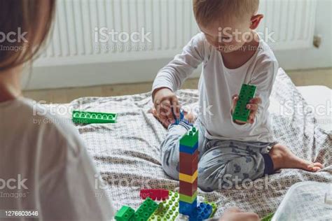 엄마와 아이 놀이 함께 에 The 침실 와 플라스틱 블록 어머니에 대한 스톡 사진 및 기타 이미지 어머니 가정 생활 가족