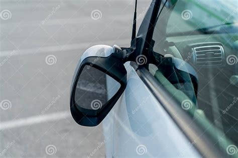 Espejo Retrovisor Lateral Roto En El Coche Automóvil Blanco En