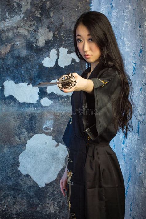 Belle Fille Asiatique Dans Le Kimono Avec Un Katana Photo Stock Image Du Adulte Cheveu
