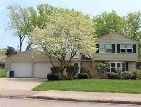 8 Edgewater Dr Blackstone Ma 01504 Mls 73113205 Coldwell Banker