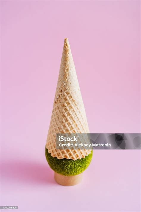 잔디 공이 있는 아이스크림 콘 잔디밭에서 공이 있는 특이한 아이스크림이 거꾸로 서 있습니다 음식과 녹지의 추상 샷 거꾸로에 대한 스톡 사진 및 기타 이미지 Istock