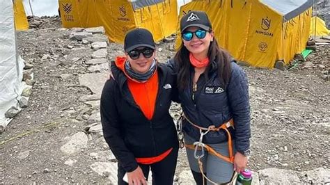 Anna Gutu și Gina Rzucidlo Două Alpiniste Americane Aproape De A