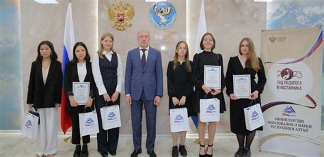 Выпускников стобалльников наградили на Алтае Новости Горного Алтая Новости Республики Алтай