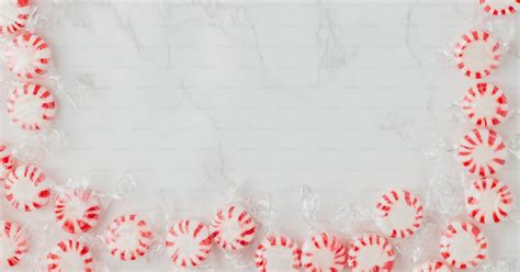 빨간색과 흰색 꽃무늬 드레스 사진 Unsplash의 캔디 이미지