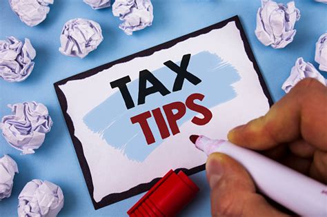 개념적 손을 보여주는 세금 팁 작성입니다 과세 증가 수입 감소 비용 개념에 대 한 정보에 대 한 비즈니스 사진 텍스트 도움이 아이디어 경제에 대한 스톡 사진 및 기타 이미지