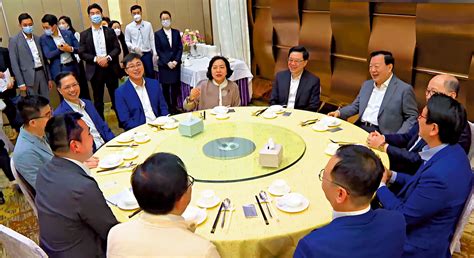 特 寫「夏主任親民 與茶客打招呼」 大公報