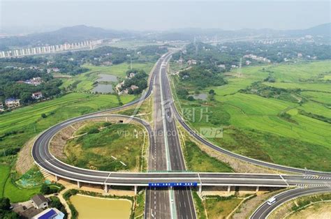 湖南长沙：全国首条支持自动驾驶的智慧高速公路通车 人民图片网