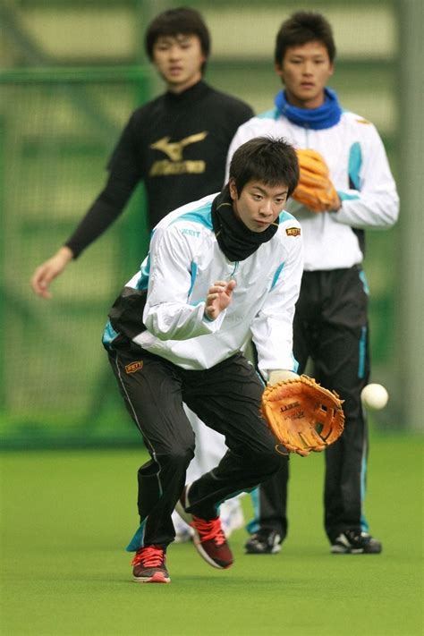 2012年。室内練習場でノックを受けるドラフト2位の松本剛を見つめる同6位の上沢直之と同3位の石川慎吾 ― スポニチ Sponichi