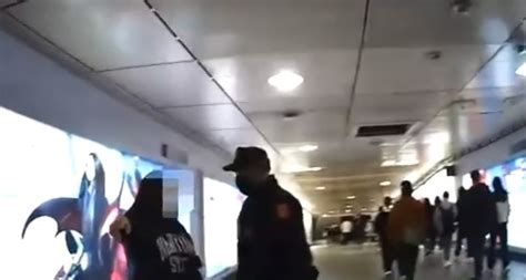 當低頭族出「撞」況 捷警呼籲行走時勿滑手機