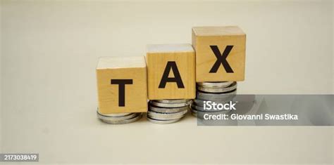 Tax 단어 공간을 복사합니다 텍스트 템플릿입니다 개념 단어 Tax 돈 동전 위의 나무 블록에 있습니다 비즈니스 및 금융 개념 0명에 대한 스톡 사진 및 기타 이미지