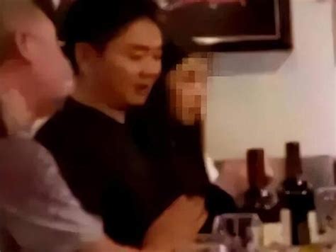 On Twitter 【刘强东案听证会大量新证词曝光 女方出庭要求赔偿】 在本次听证会上，刘静尧的律师出具了