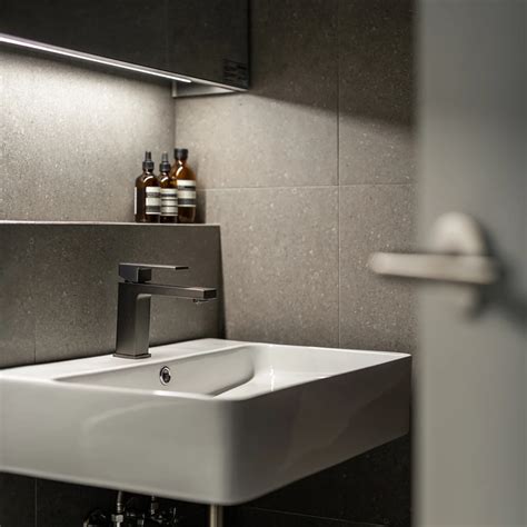 Arch8 아크에이트주 시크한 멋짐이 있는 그레이 욕실🖤 1 관리도 멋짐도 모두 만족하는 타일파티션 2 욕실의 무드를 잡아주는 천정 간접조명💡 3 젠다이