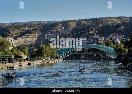 Friedensbrücke über den Fluß Kura georgisch Fluß Mtkwari Seilbahn