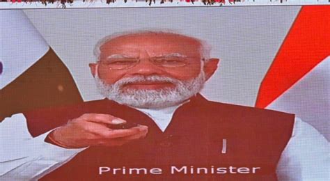 प्रधानमंत्री नरेंद्र मोदी ने बटन दबाकर महतारी वंदन योजना की राशि की