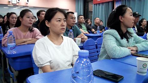 以爱相伴 向美而行 岳阳县城南小学组织召开一年级学生家长会