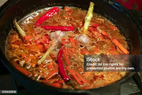 가마솥에서 필라프를 준비하고 요리 하는 과정 밝은 붉은 고추 당근 마늘이 합쳐지고 지방 액체로 끓입니다 가마솥에 대한 스톡 사진 및 기타 이미지 Istock