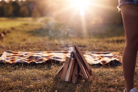 녹색 잔디 격자 무늬 근처 아름 다운 자연 조용한 분위기 햇빛 사진에 없는 사람에 대 한 캠프 파이어 여름 휴가 피크닉 라이프 스타일 레저 및 라이프 스타일 개념 0명에