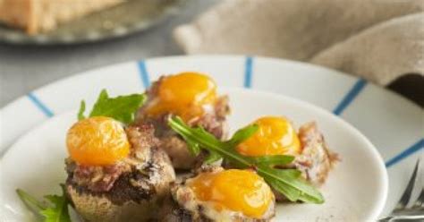 Champiñones rellenos con huevos de codorniz