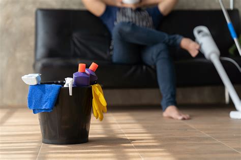 청소 서비스 스폰지 화학 병 및 걸레 스틱이있는 양동이 고무 장갑 플런저 및 수건 그의 집에 서있는 남자 가사 집안일에 대한 스톡 사진 및 기타 이미지 Istock