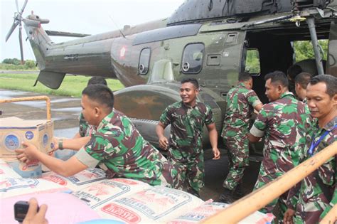 Distribusi Logistik Ke Daerah Bencana Tni Au Gunakan Helikopter Sindo Makassar