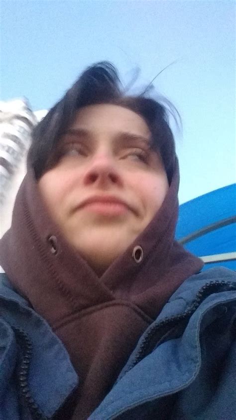 закатывает глаза