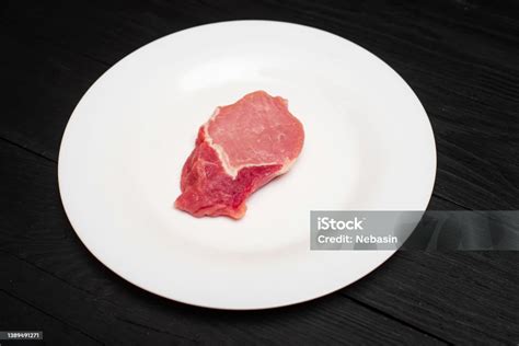 검은 색 나무 배경에 흰색 접시에 돼지 고기 잘라 조각 지방이 많은 고기는 요리에 대 한 구타 3 명에 대한 스톡 사진 및 기타