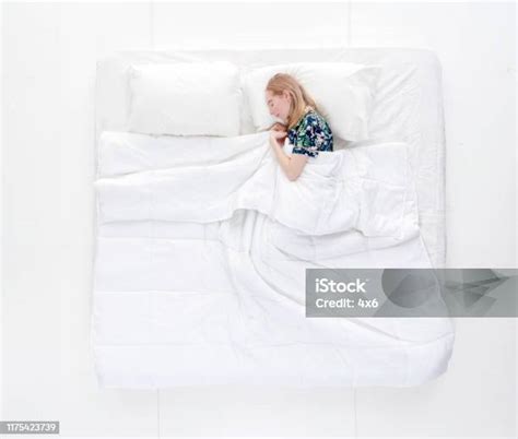 직접 위의 보기 전체 길이 2029 세 성인 아름 다운 백인 여성 젊은 여성 누워 낮잠 자 휴식 휴식 침실에서 흰색 배경 앞에서 휴식 잠 옷 유혹 관능 잠자기에 대한 스톡