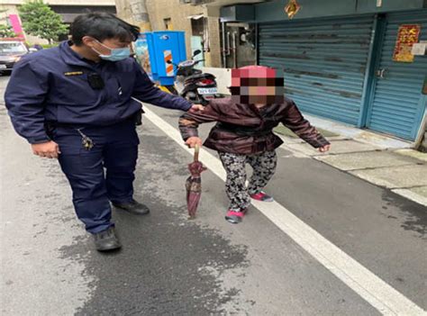 失智老嫗迷途杵雨傘徘徊街頭 三重警暖心護送