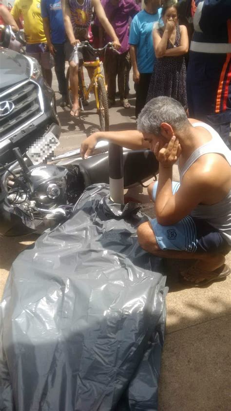 Marido chora ao lado do corpo da mulher morta em acidente de trânsito Tocantins G