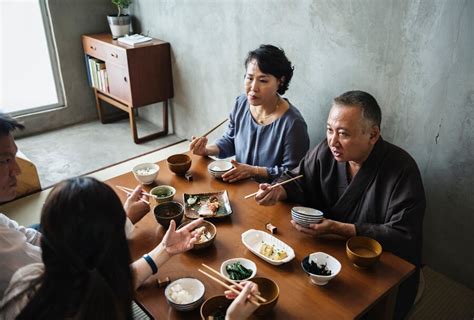 Família Japonesa Comer Foto Premium
