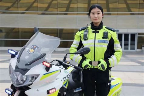 00后女铁骑“咆哮式”开道，救了一条命！ 新华网客户端