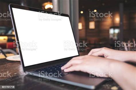 Gambar Mockup Tangan Menggunakan Dan Mengetik Di Laptop Dengan Layar